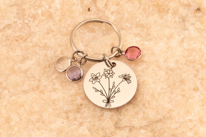 Engraved flower keyring, Custom Floral Charm Keychain – TraceGift